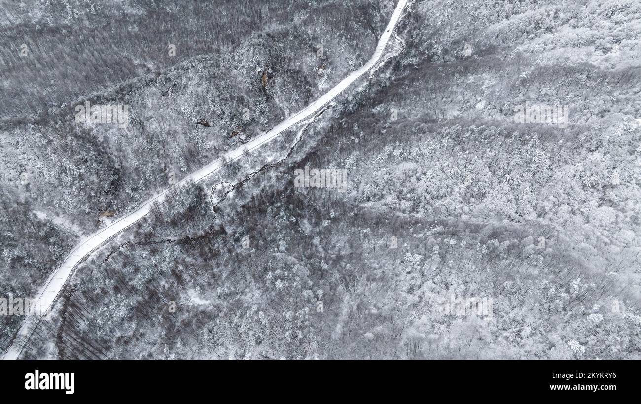 Aerial photo shows the snow scenery near the drainage divide of Qinling ...