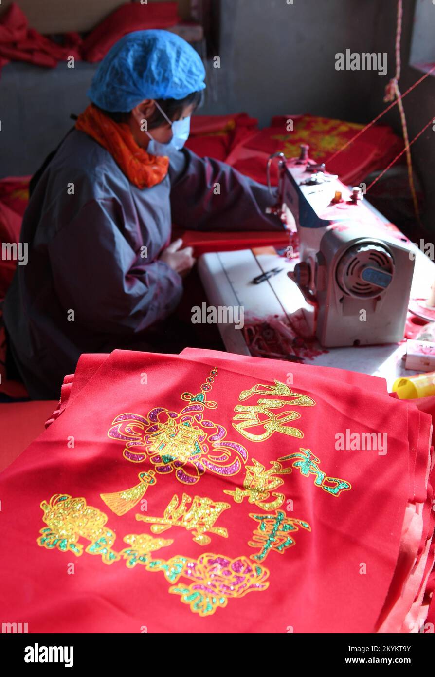 Workers are busy making lanterns in Yangzhao Lantern Industrial Park ...