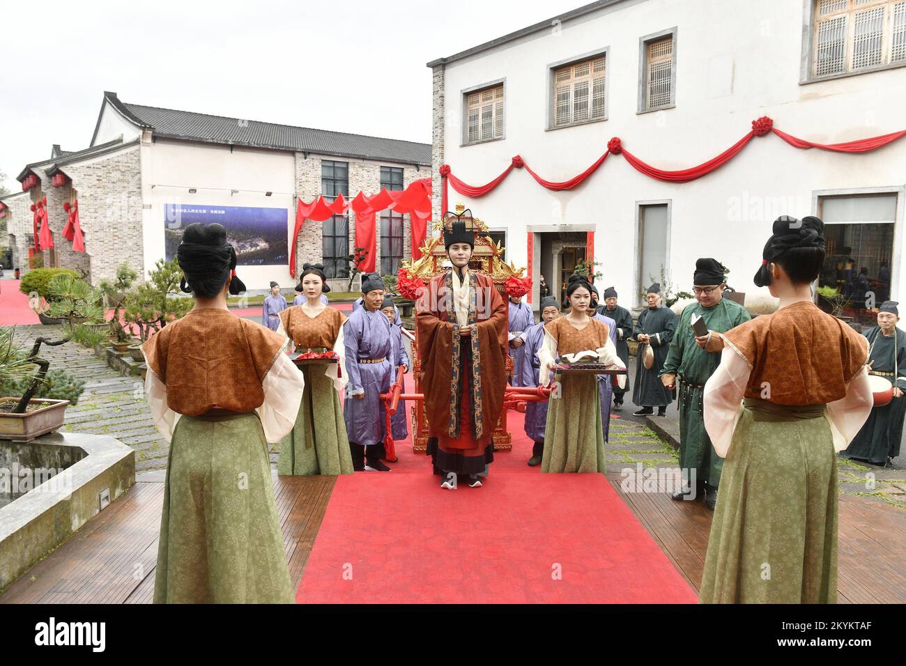The traditional wedding customs activity was held in Heherenjian ...