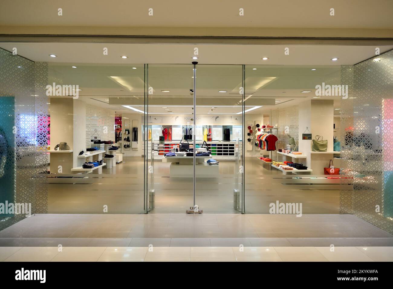 BANGKOK, THAILAND - JUNE 21, 2015: shopping center interior. Shopping ...