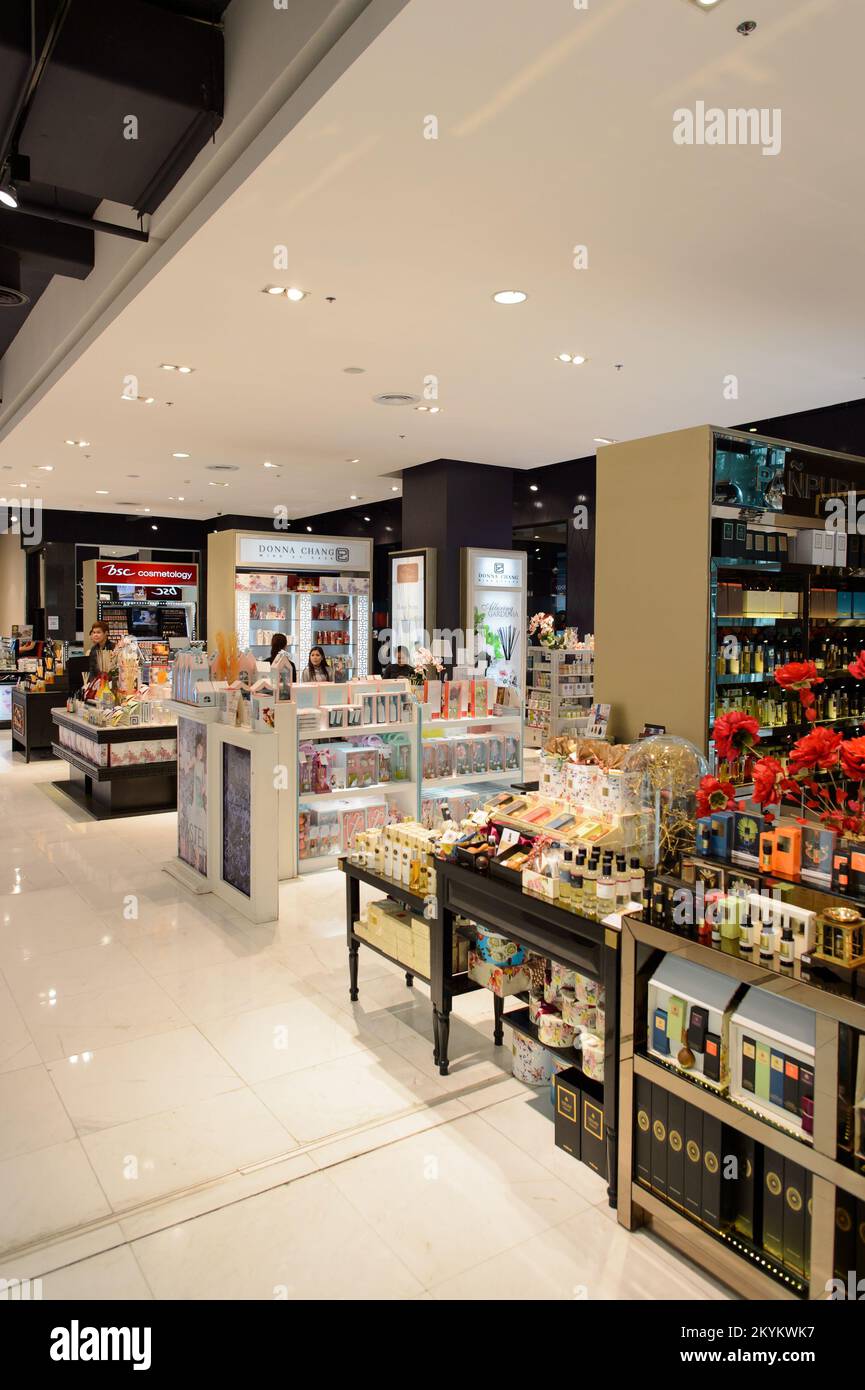 BANGKOK, THAILAND - JUNE 21, 2015: shopping center interior. Shopping ...