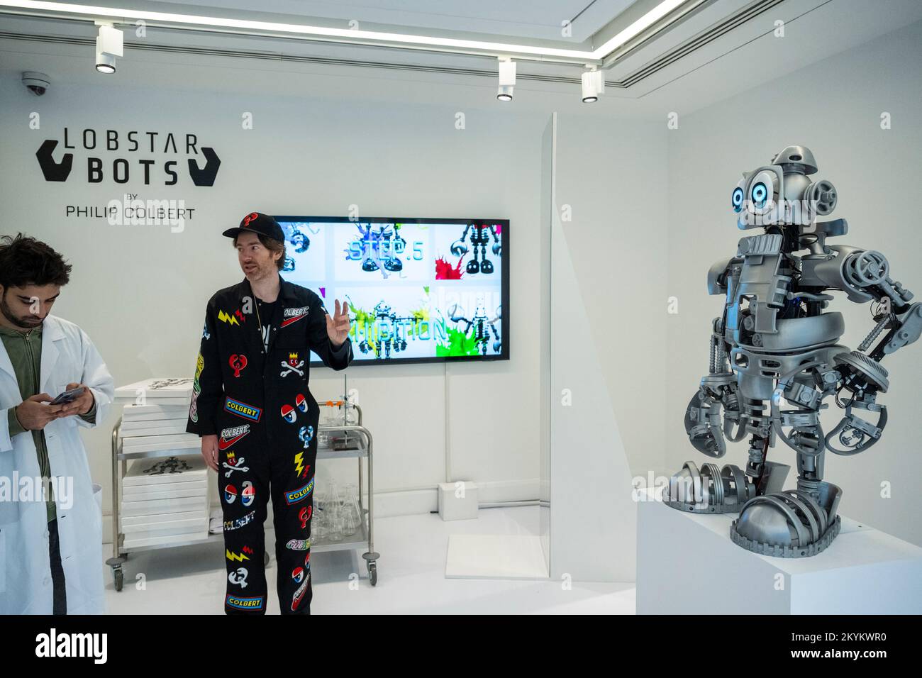 London, UK. 1 December 2022. Artist Philip Colbert (C) unveils ...