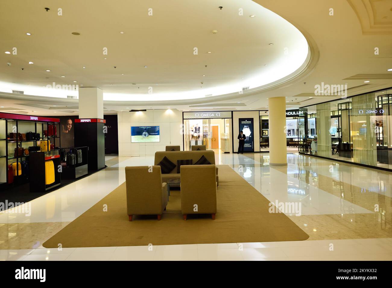 BANGKOK, THAILAND - JUNE 21, 2015: shopping center interior. Shopping ...