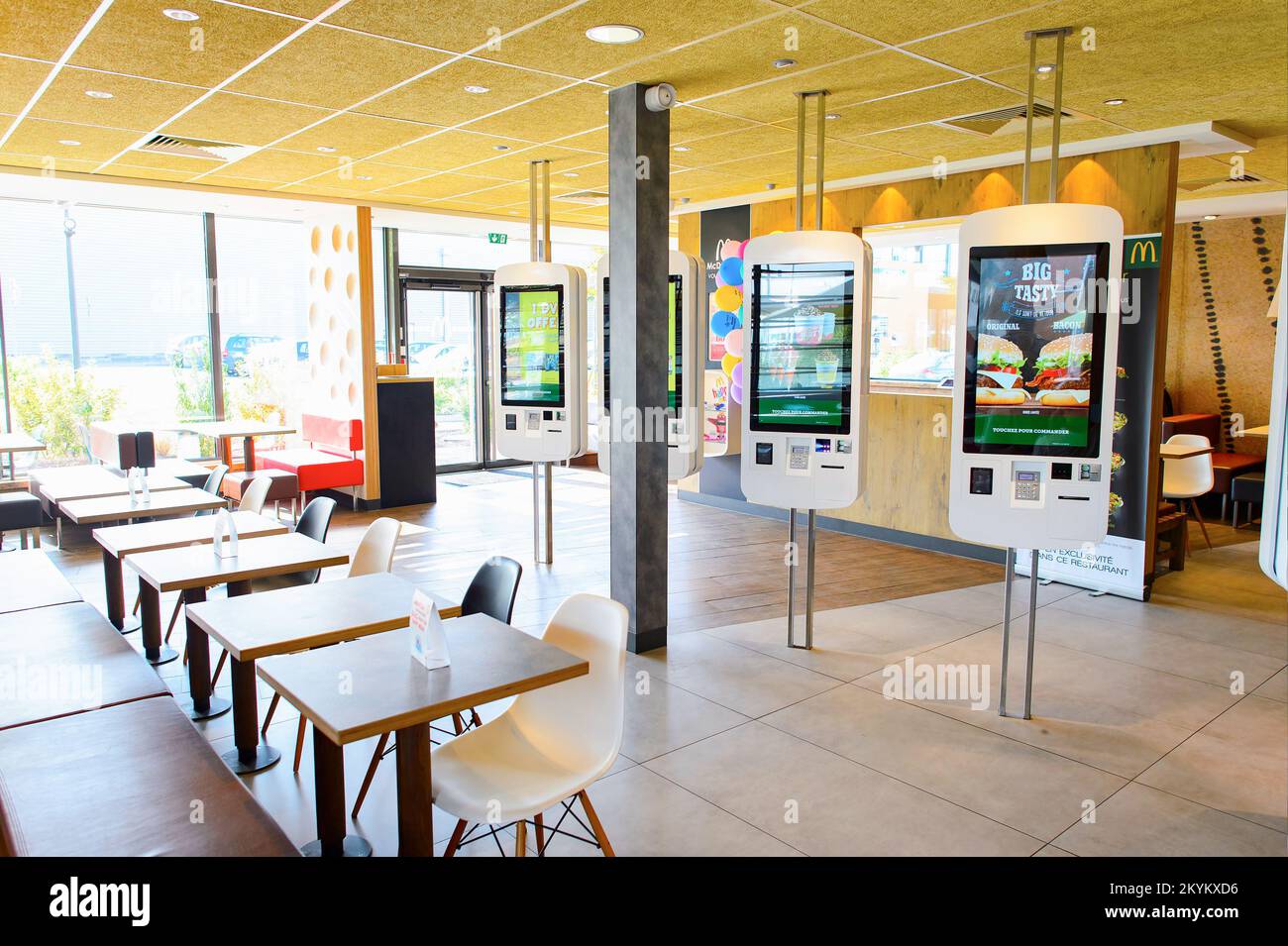 LA VILLE-AUX-DAMES, FRANCE - AUGUST 12, 2015: McDonald's restaurant ...