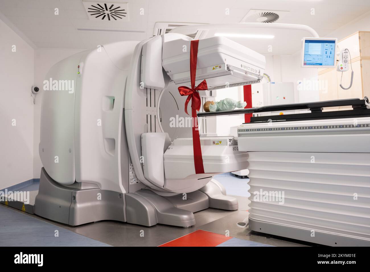 01 December 2022, Mecklenburg-Western Pomerania, Greifswald: An NM/CT ...