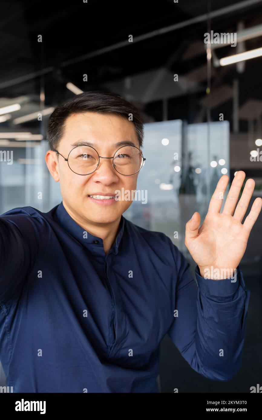 Vertical video businessman on phone hi-res stock photography and images ...