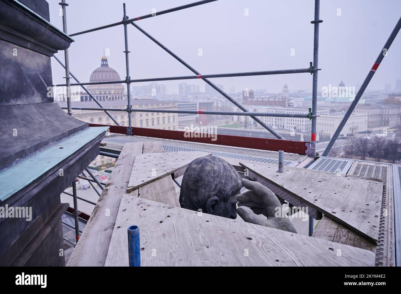 01 December 2022, Berlin: The figure of St. Jacob at Berlin Cathedral ...