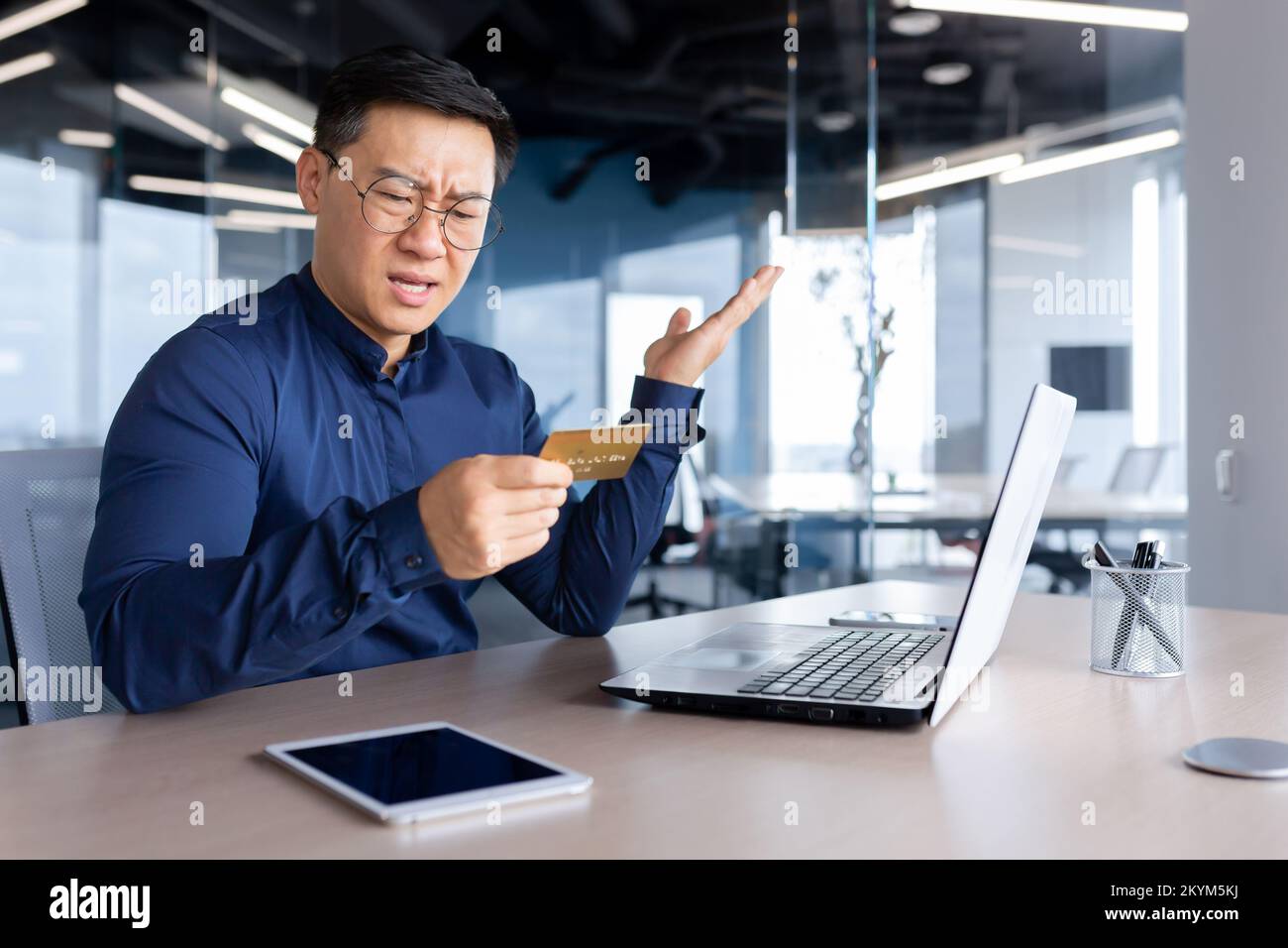 Frustrated computer user hi-res stock photography and images - Alamy