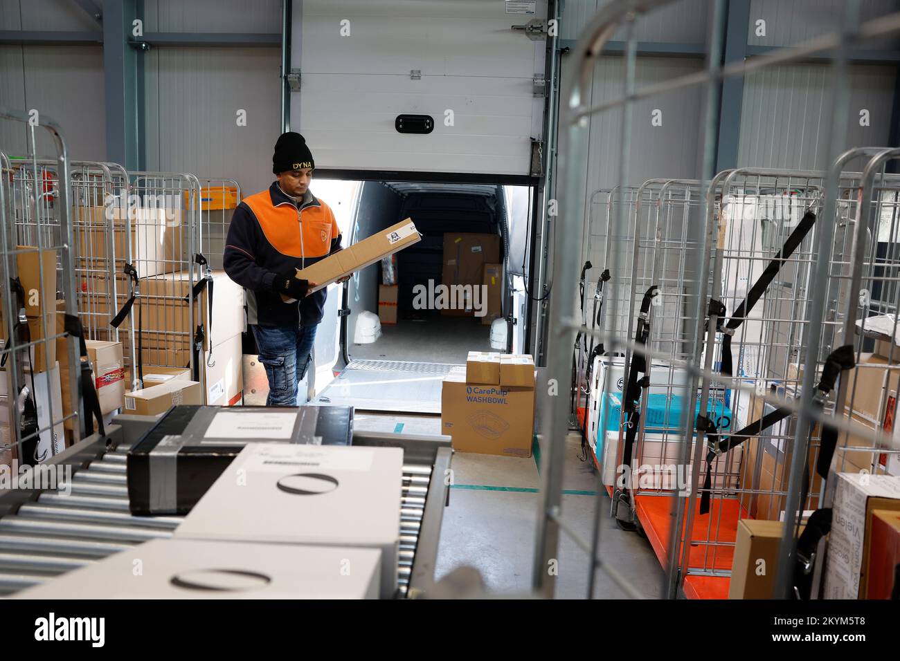 Parcel sorting hi-res stock photography and images - Alamy