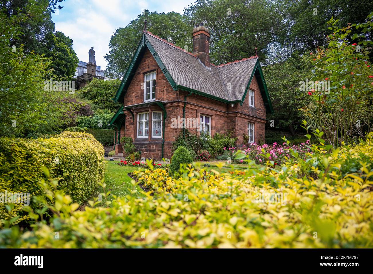 Edinburgh gardeners cottage hi-res stock photography and images - Alamy