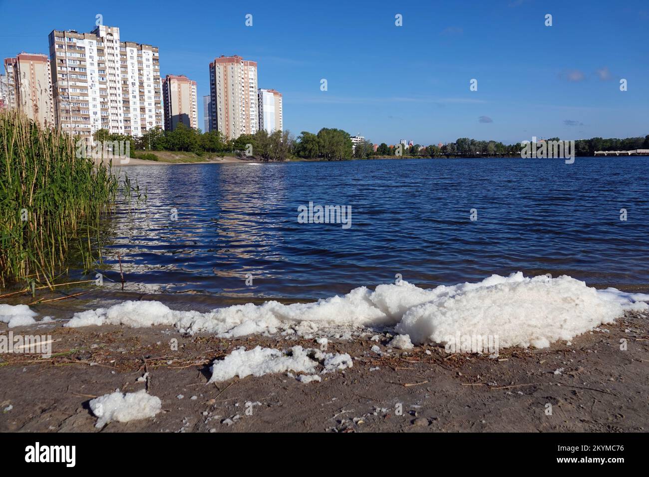 Foam on the shore hi-res stock photography and images - Alamy