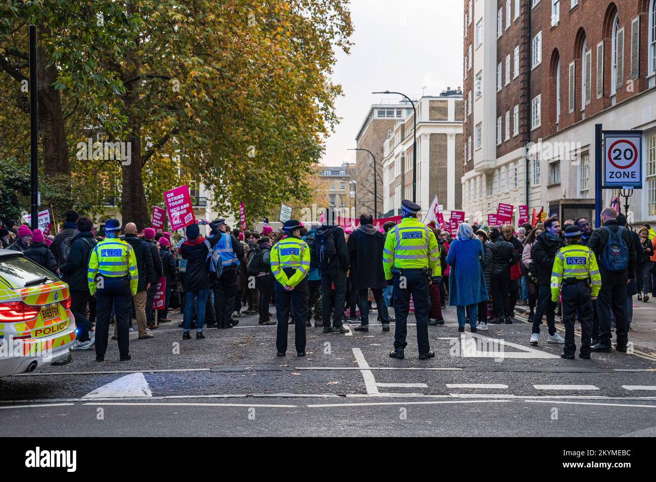 London, UK. 30th Nov, 2022. London Metropolitan Police officers monitor ...