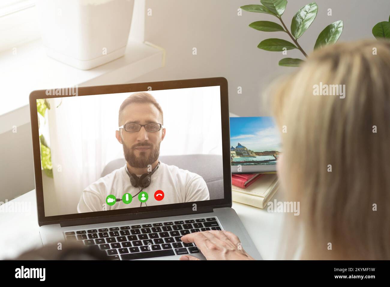 Man woman chat head shot hi-res stock photography and images - Alamy