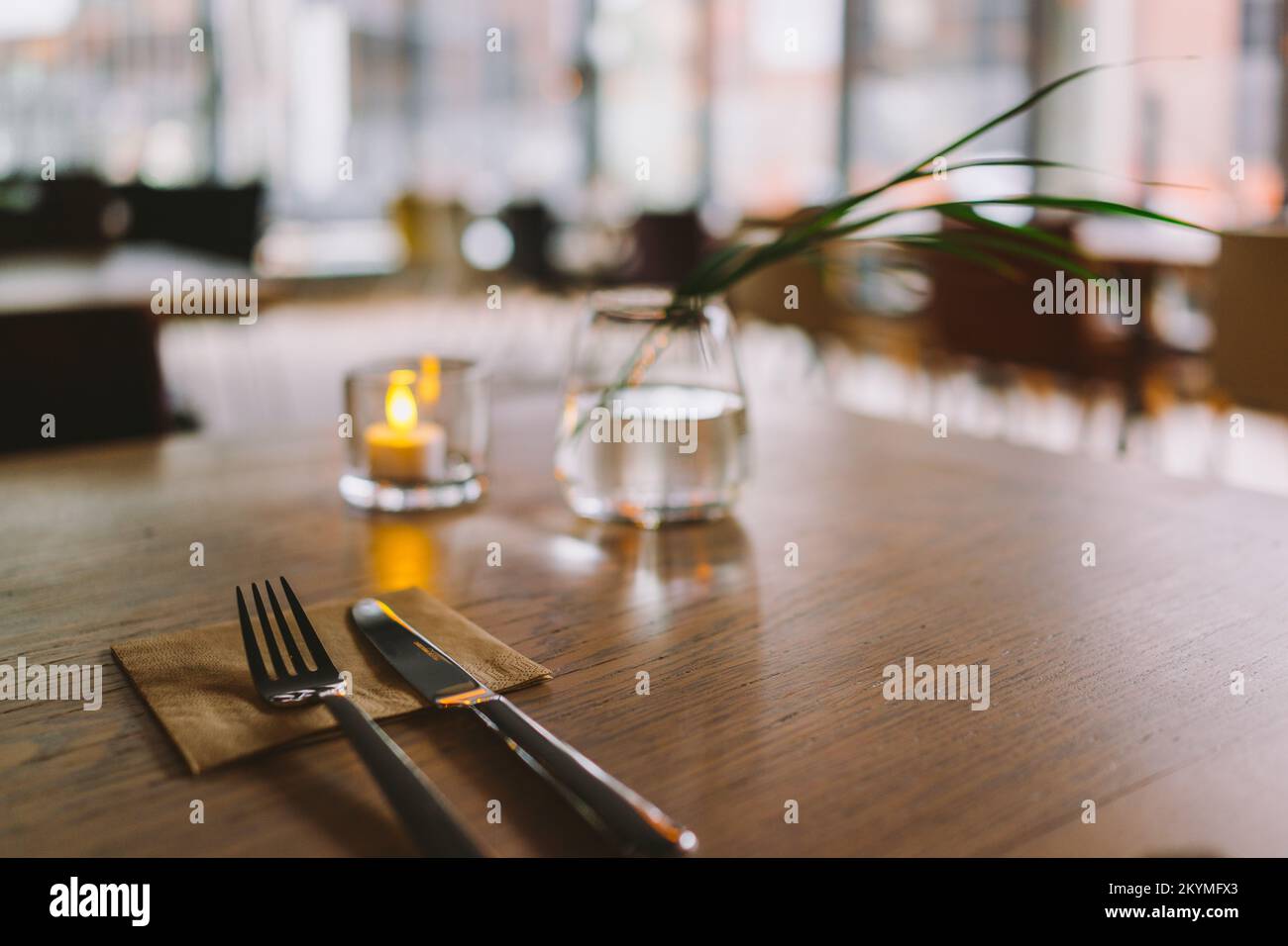 Table setup in a indoor restaurant with dish flowers and lights Stock ...