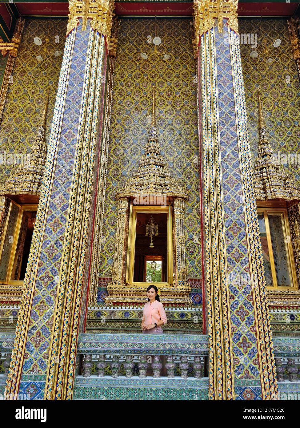 A Thai lady in Thai costume at a Thai temple Stock Photo - Alamy