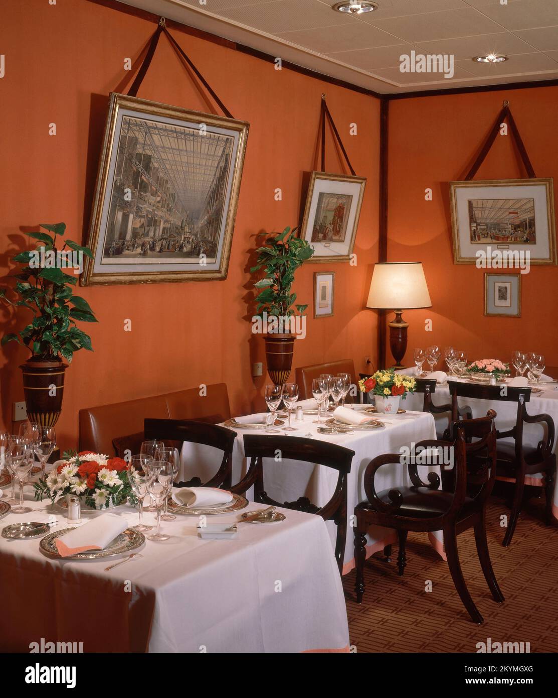 MESAS DEL RESTAURANTE CON LA VAJILLA PUESTA. Location: RESTAURANTE ...