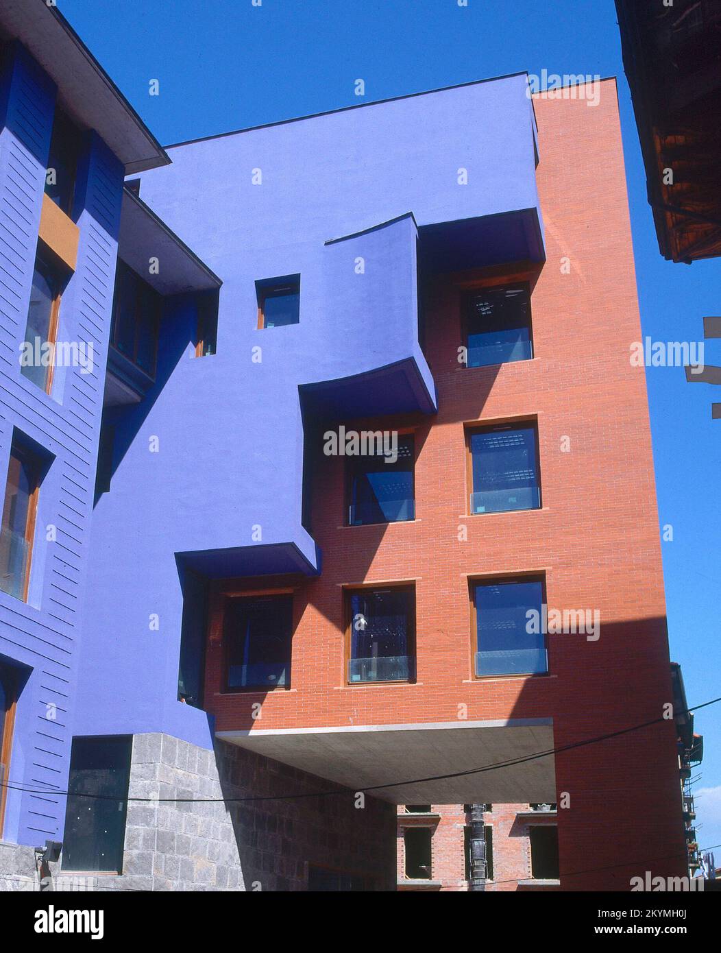 EDIFICIOS CON FACHADAS POLICROMADAS - FOTO AÑOS 00. Location: EXTERIOR ...