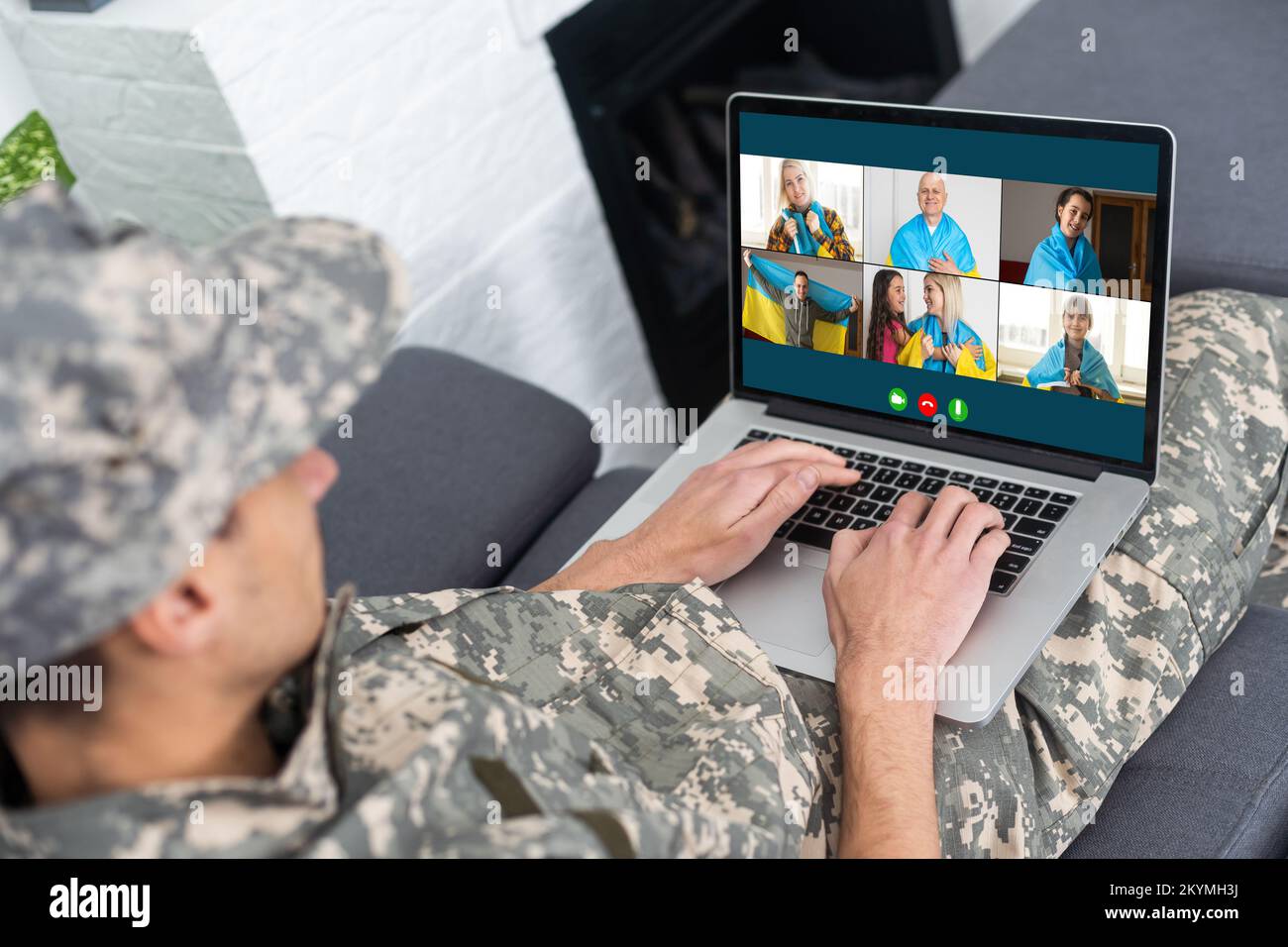 Soldier computer screen hi-res stock photography and images - Alamy