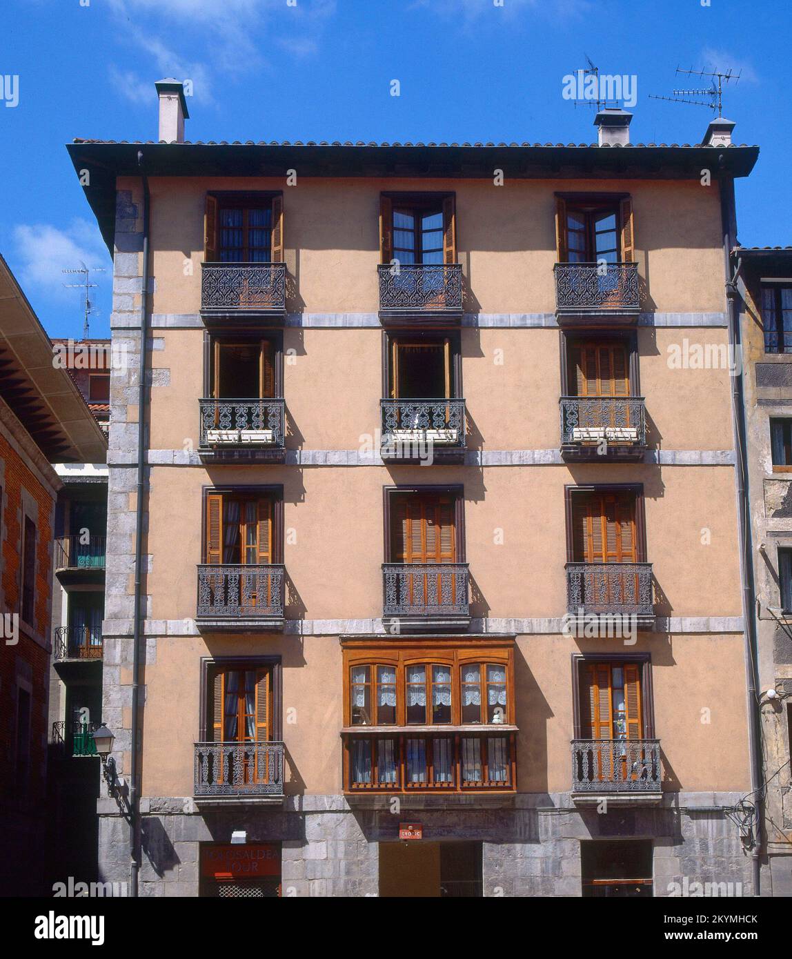 EDIFICIO DE VIVIENDAS - FOTO AÑOS 00. Location: EXTERIOR. TOLOSA ...