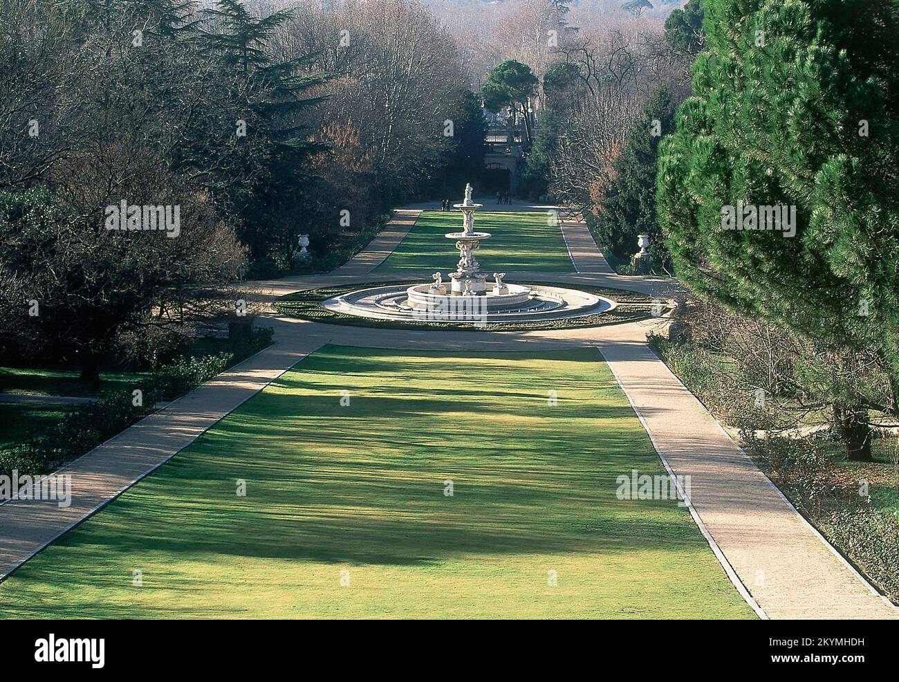 FUENTE DE LAS CONCHAS EN LOS JARDINES DEL CAMPO DEL MORO. Author ...