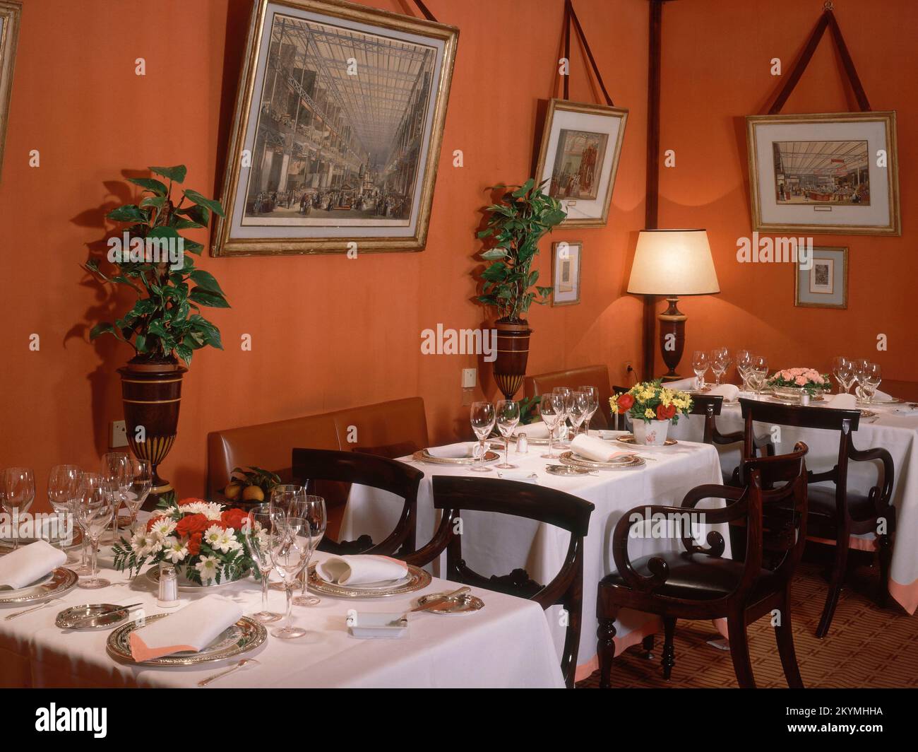 MESAS DEL RESTAURANTE CON LA VAJILLA PUESTA. Location: RESTAURANTE ...