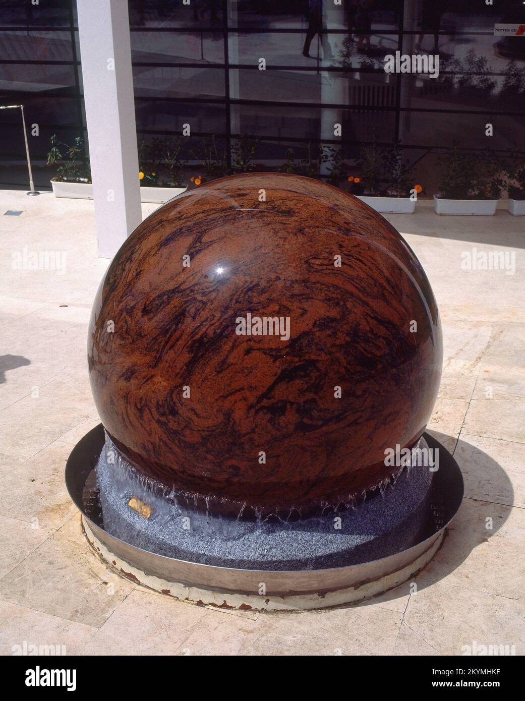 Fuente circular hi-res stock photography and images - Alamy