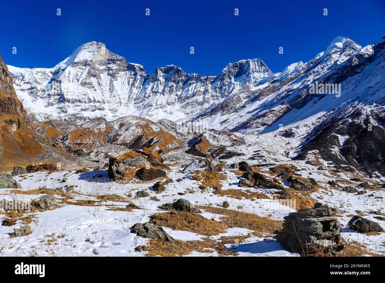 Cabin at base of mountain hi-res stock photography and images - Alamy
