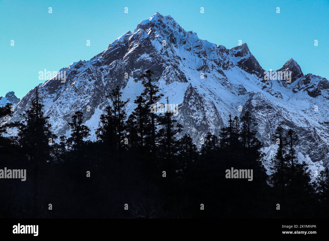 Cabin at base of mountain hi-res stock photography and images - Alamy