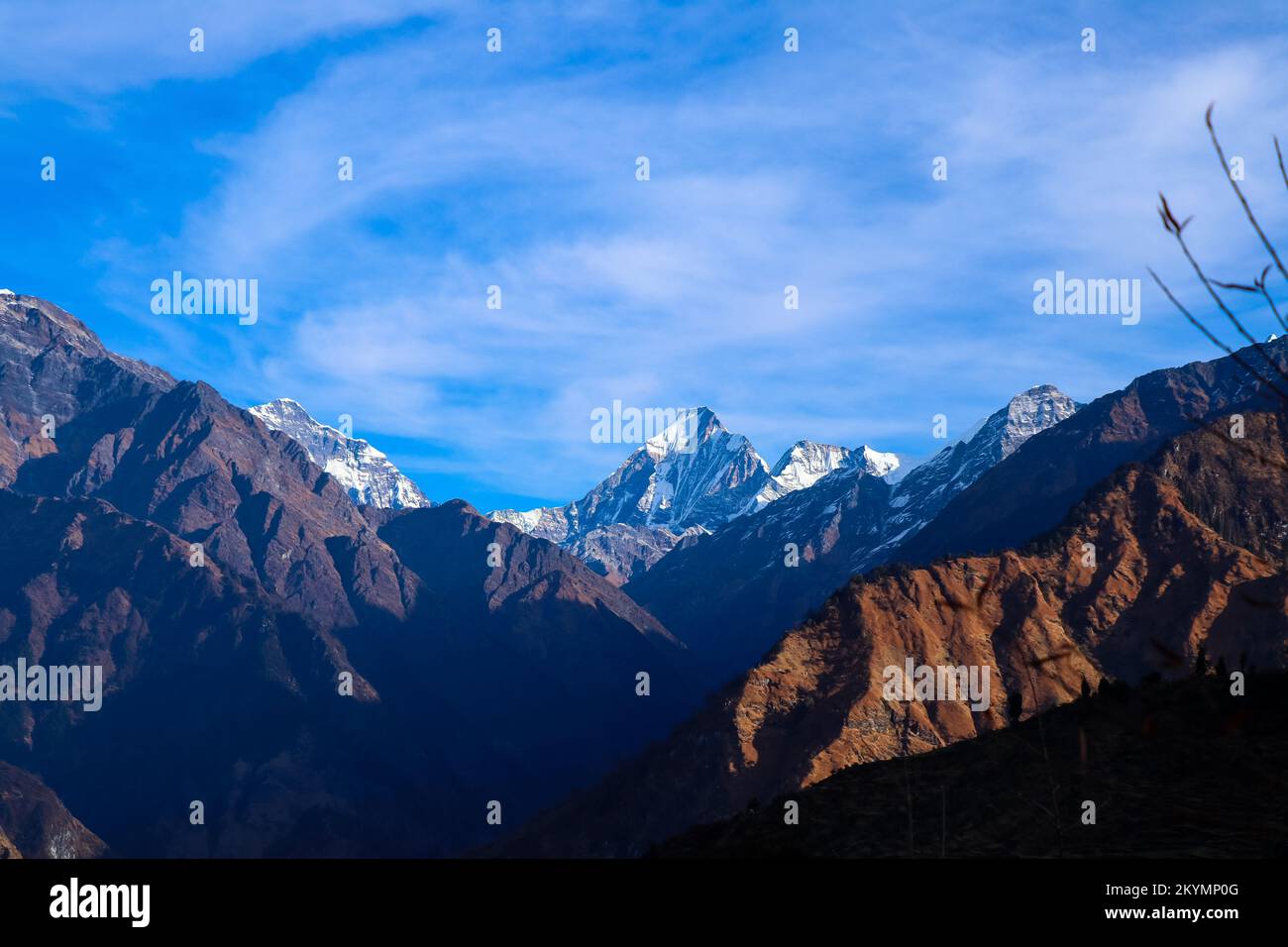 Cabin at base of mountain hi-res stock photography and images - Alamy