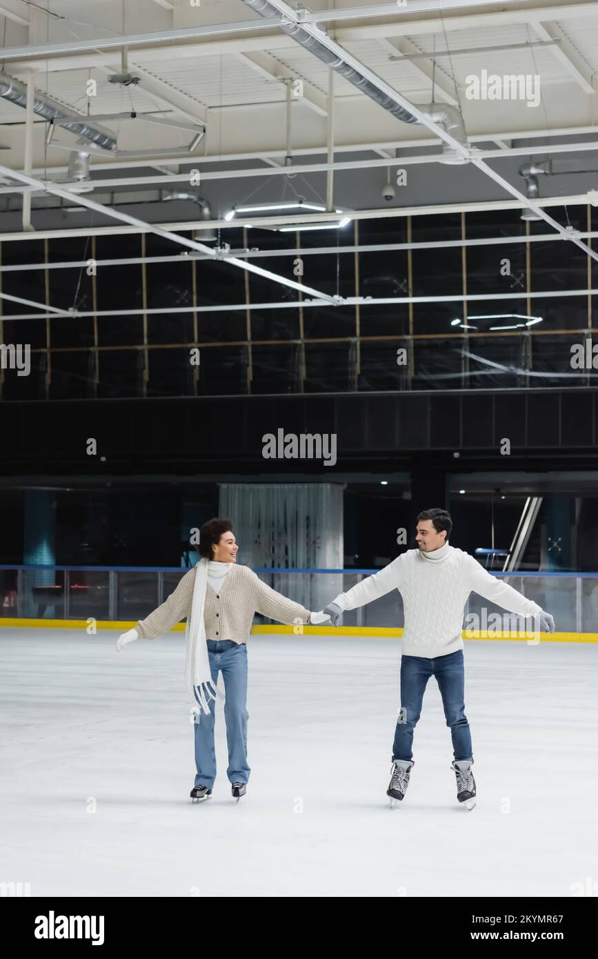 Tumblr Couple Holding Hands Skateboarding
