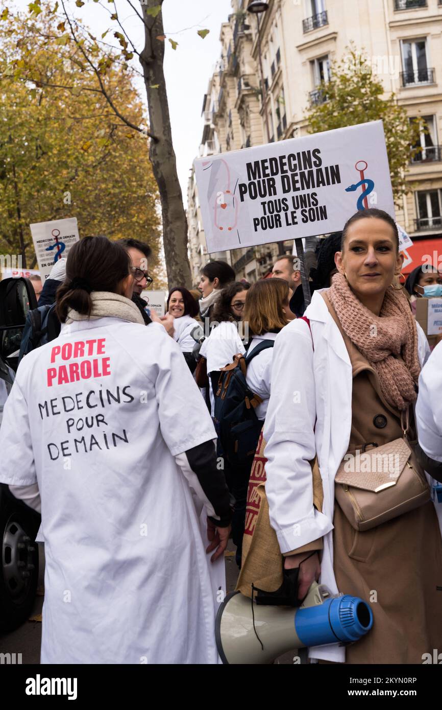 Paris, France on December 1, 2022. Doctors demonstrate next to the ...