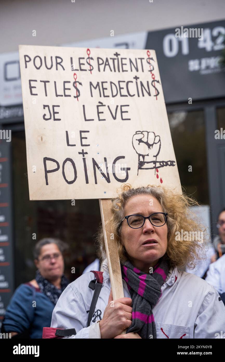 Paris, France on December 1, 2022. Doctors demonstrate next to the ...