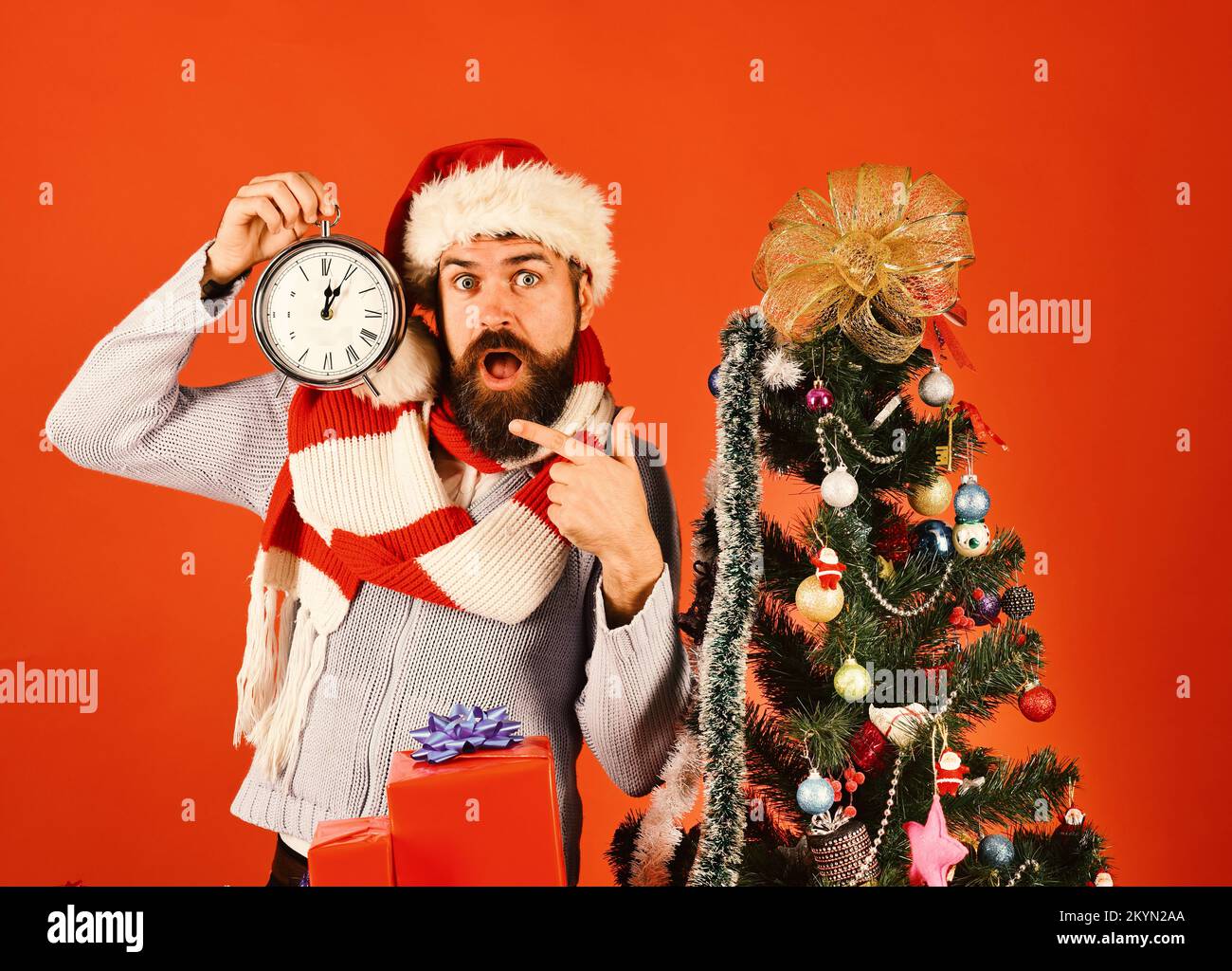 Time left to holiday concept. Guy points at alarm clock Stock Photo - Alamy