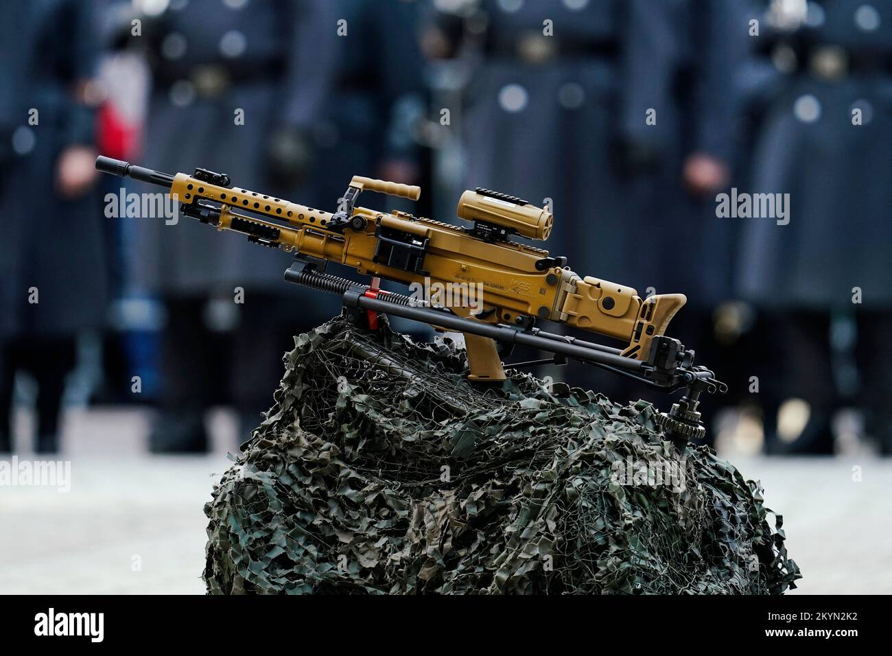 Speyer, Germany. 01st Dec, 2022. Soldiers stand behind a machine gun in ...