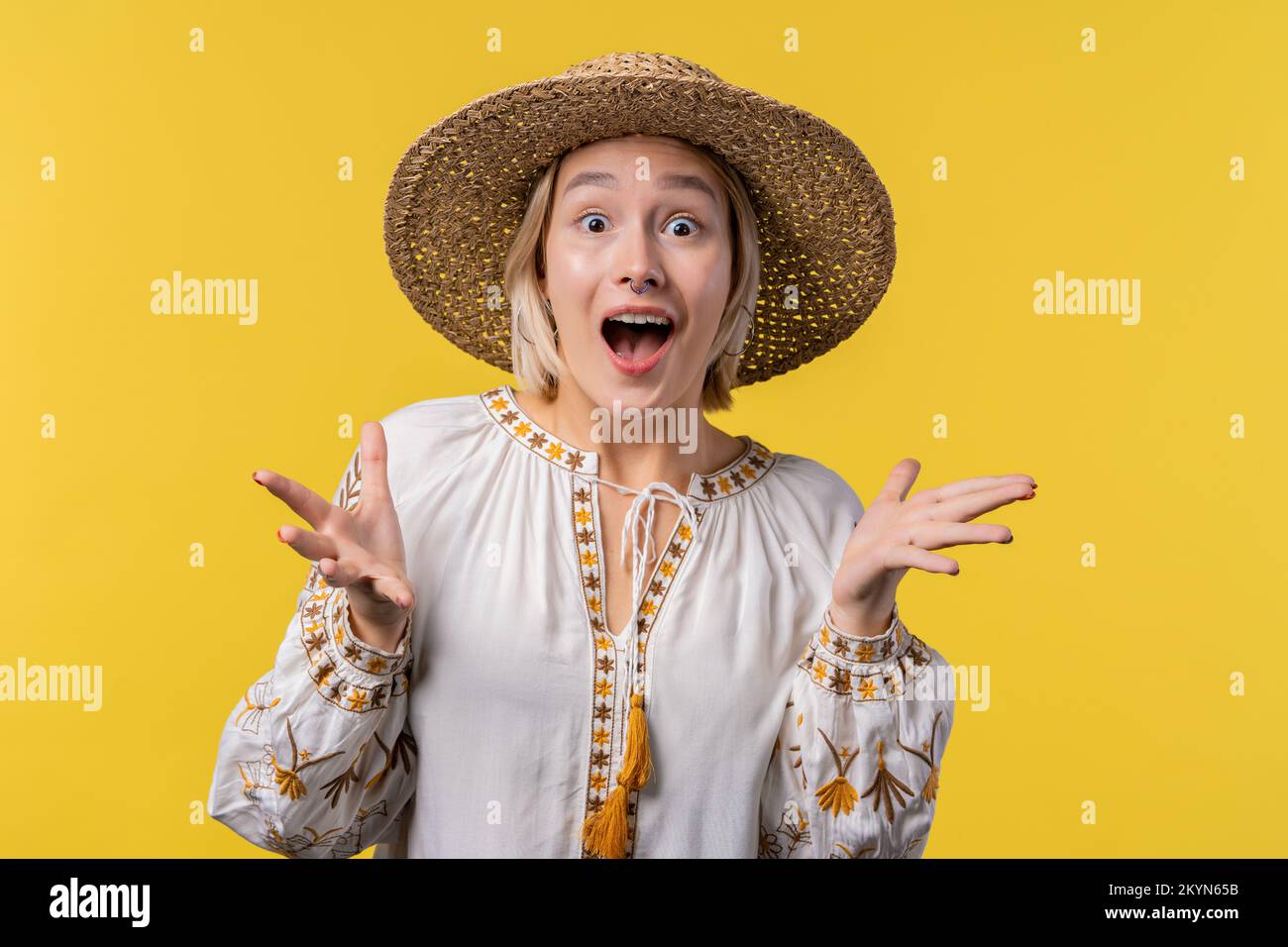 Shocked ukrainian woman glad, she screaming WOW. Impressed lady trying ...