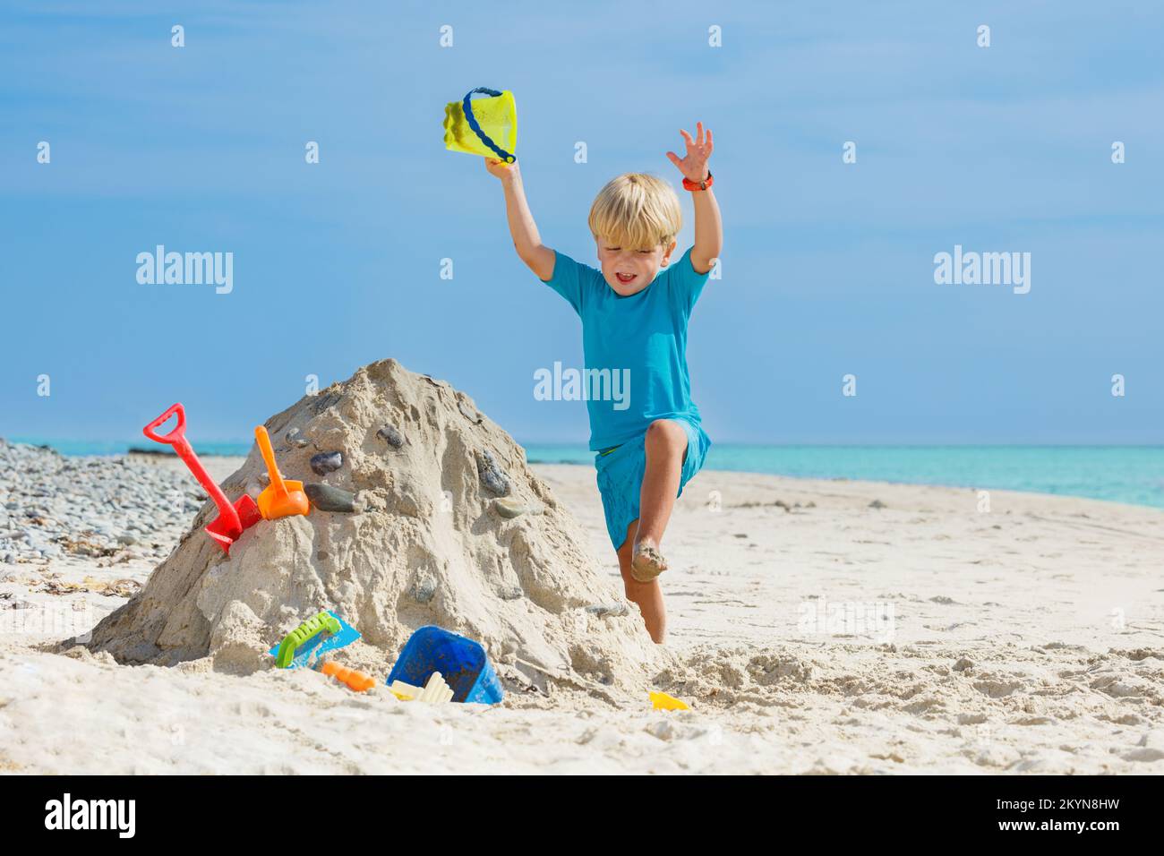Pour bucket of water beach hi-res stock photography and images - Alamy
