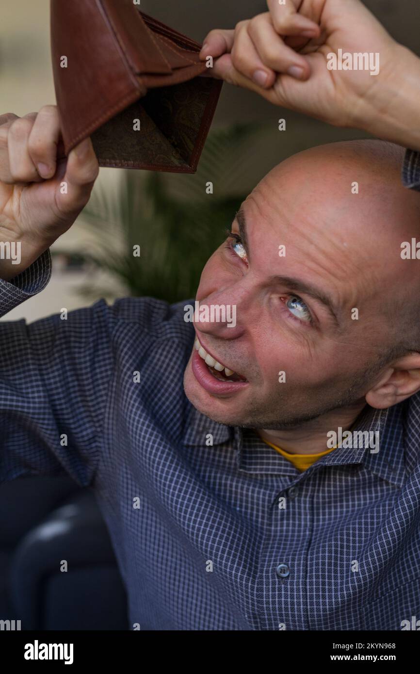 White man looking at his empty wallet Stock Photo - Alamy