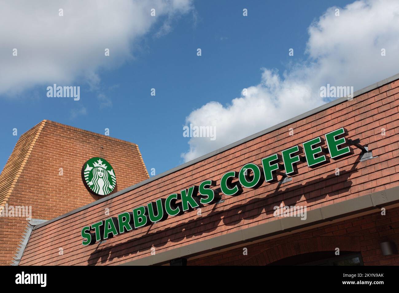 Starbucks outdoor seating hi-res stock photography and images - Alamy