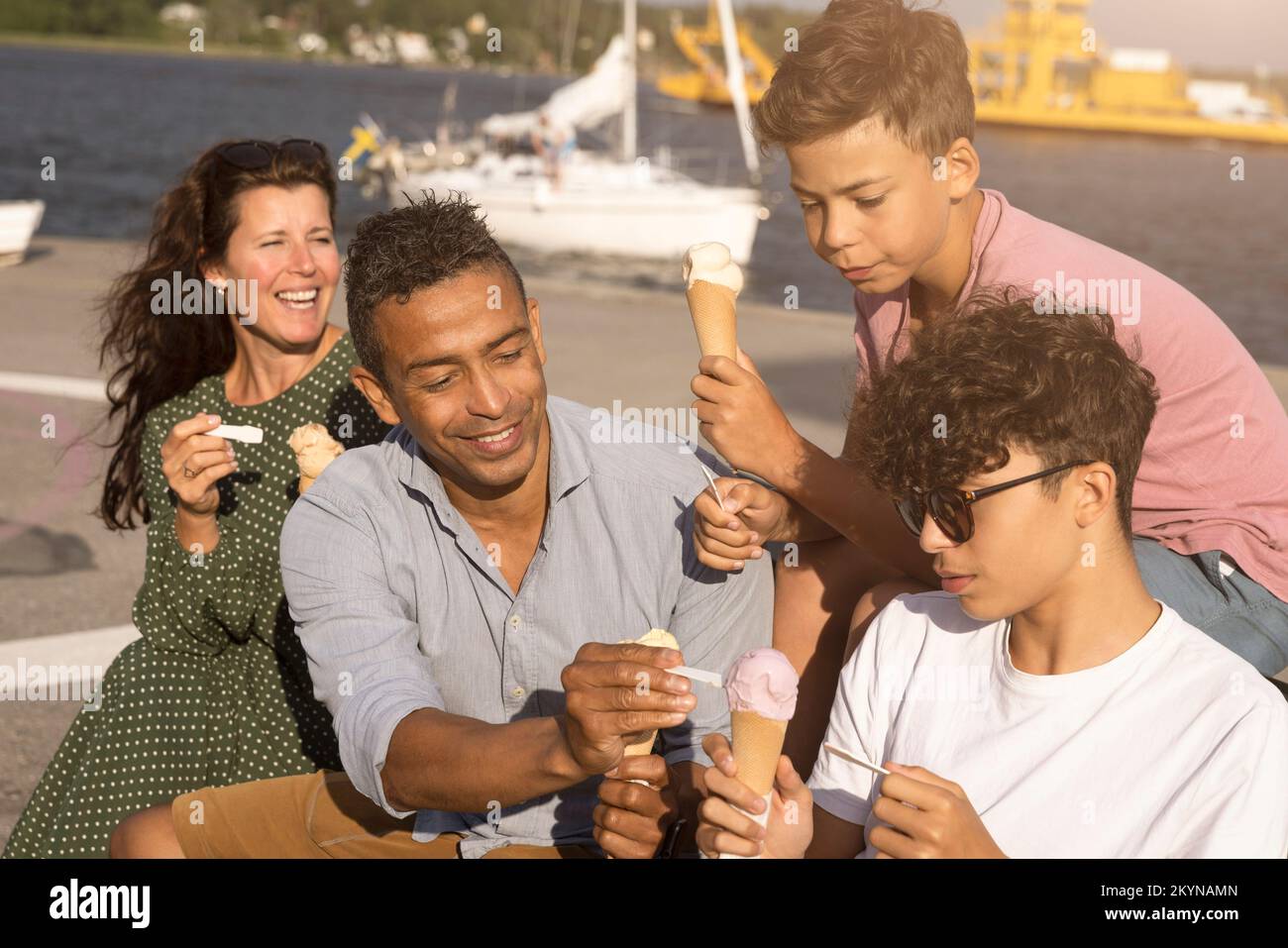 Family sitting on bench hi-res stock photography and images - Alamy