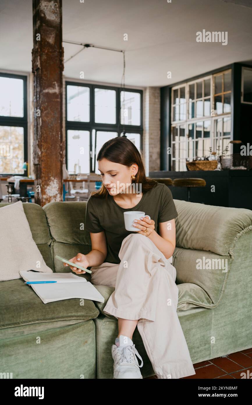 Female legs crossed hi-res stock photography and images - Alamy