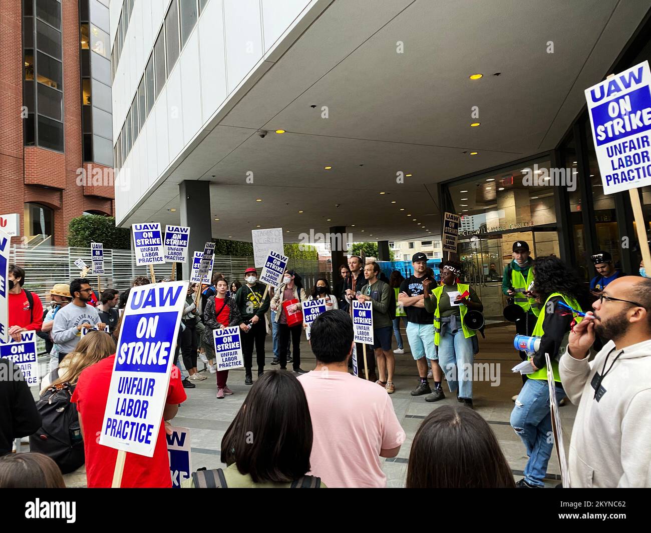 University strike picket hi-res stock photography and images - Alamy