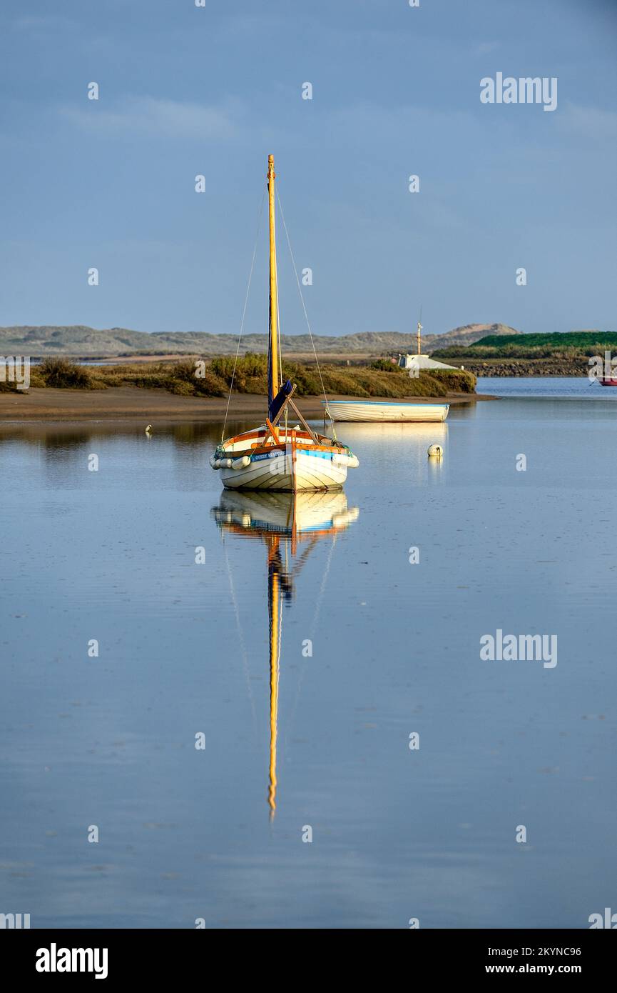 Boats caught by late afternoon light in the harbour at Burnham Overy ...