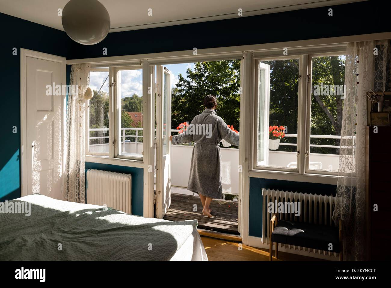 Opening doors hi-res stock photography and images - Alamy