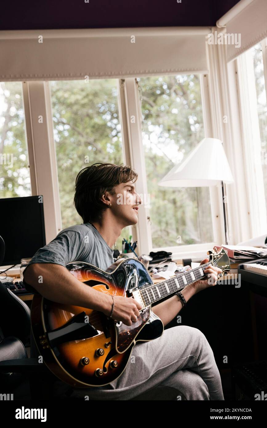 Man practicing guitar hi-res stock photography and images - Alamy