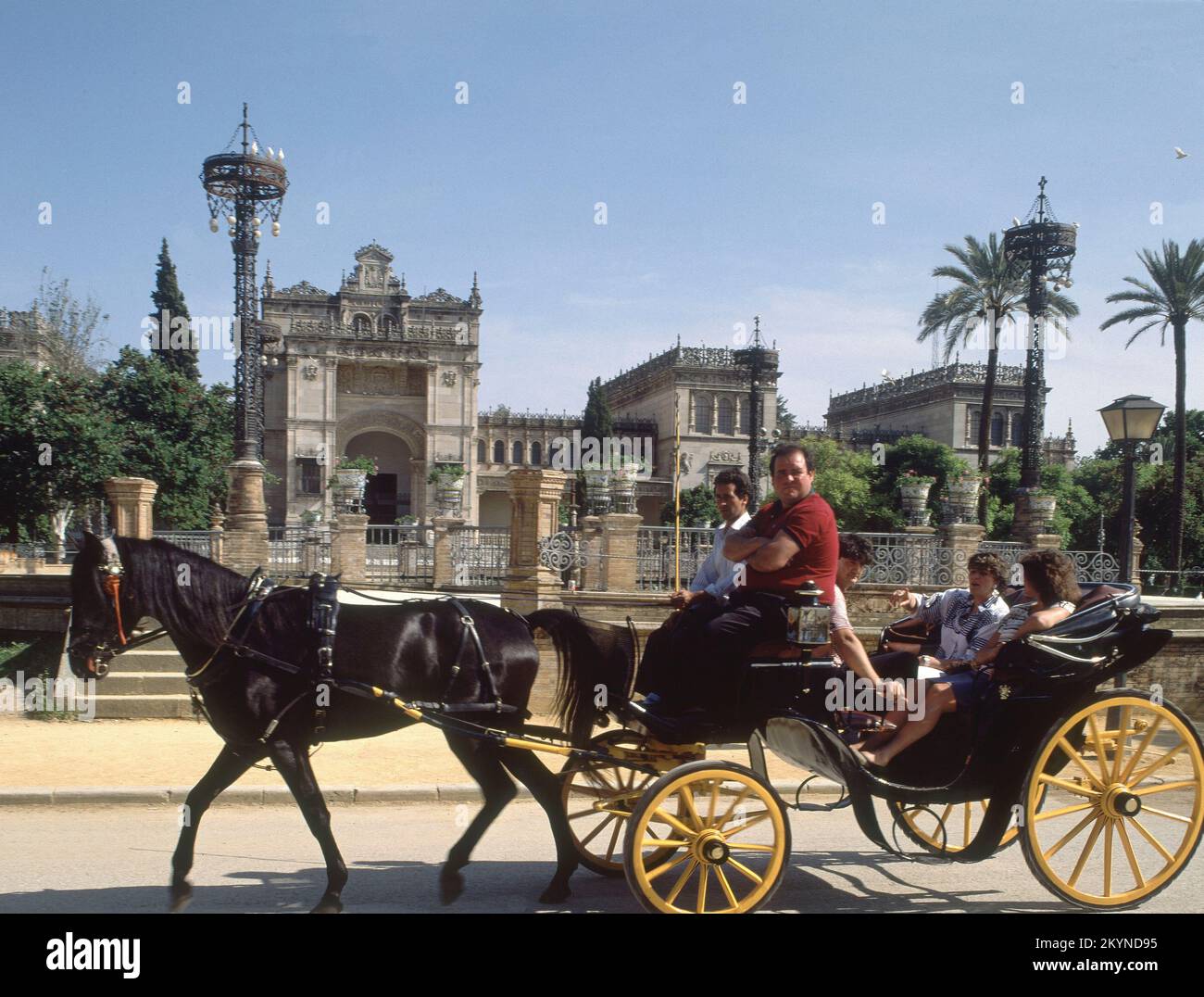 COCHE DE CABALLOS CON TURISTAS Y MUSEO ARQUEOLOGICO DETRAS. Location ...