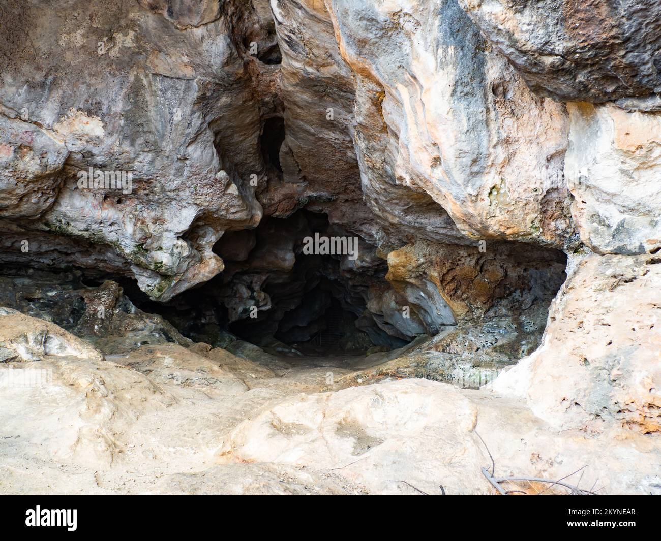 Ghar hasan cave hi-res stock photography and images - Alamy