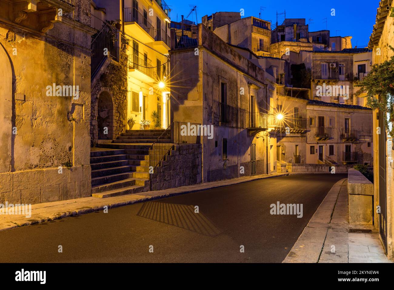 Narrow typical italian old street in Ragusa (Ragusa Ibla), Sicily ...