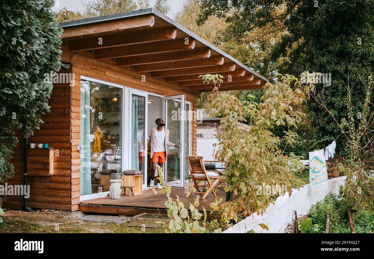 Man in tiny house hi-res stock photography and images - Alamy