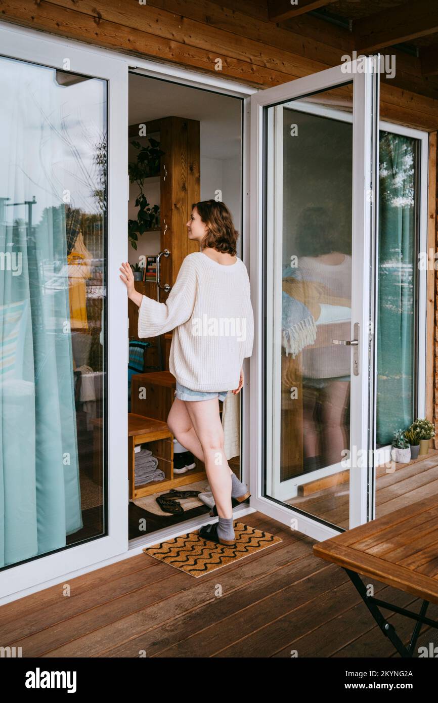 Woman living off grid hi-res stock photography and images - Alamy