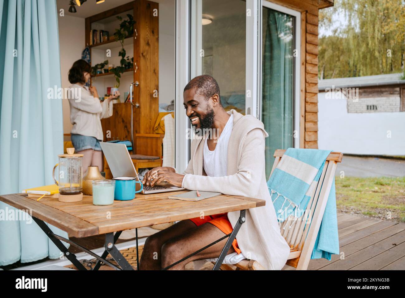 Using the laptop sitting outside the house hi-res stock photography and ...